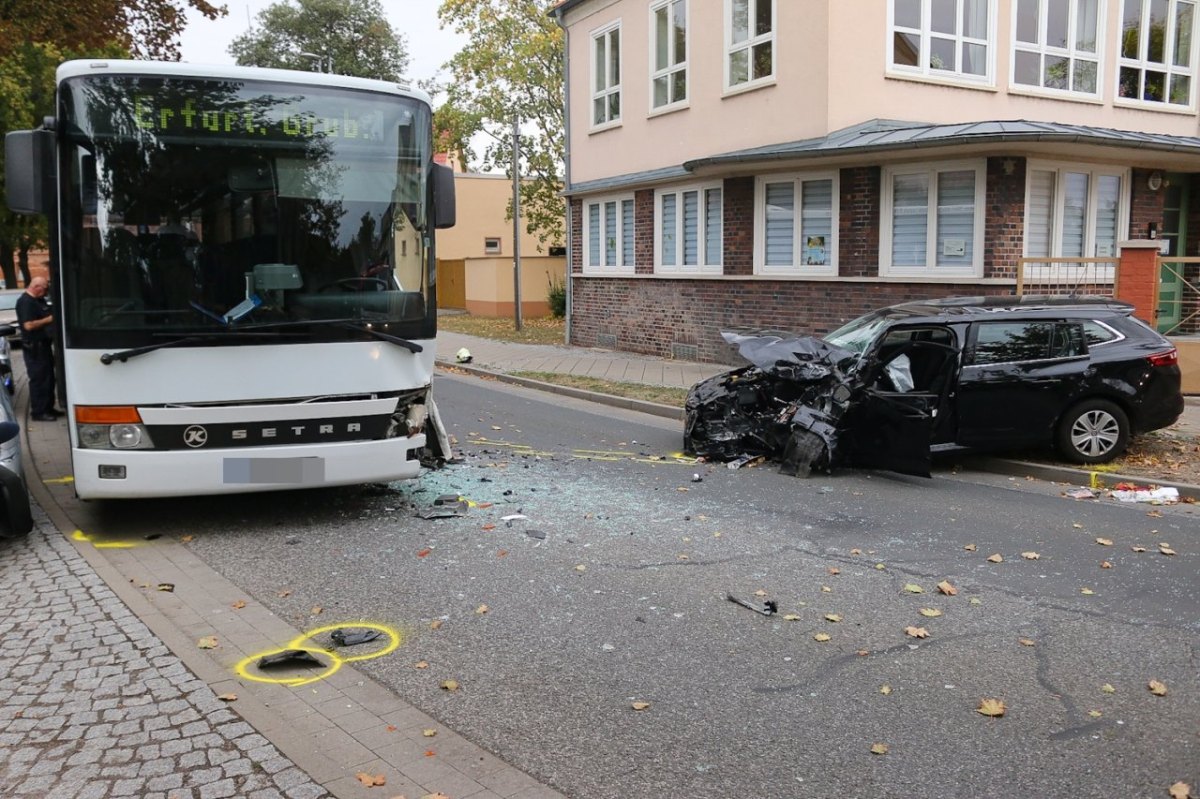 Auto Kracht In Sömmerda In Linienbus Drei Menschen Teils Schwer